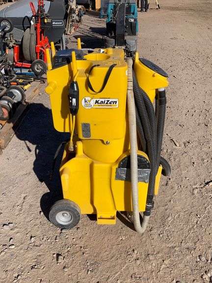 KaiZen cleaning cart. - Sierra Auction Management Inc