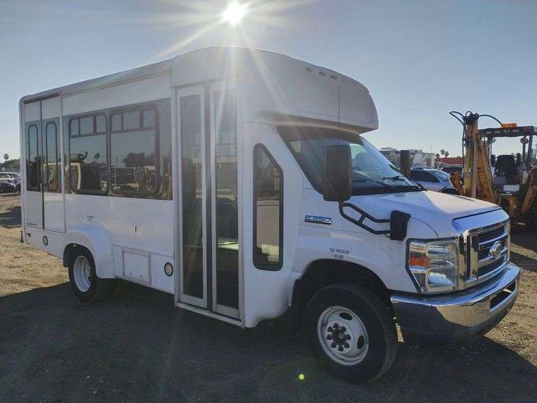 2014 Ford E350 Shuttle Bus - Sierra Auction Management Inc