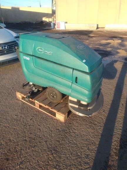 Tennant 5700 professional floor cleaner. - Sierra Auction Management Inc