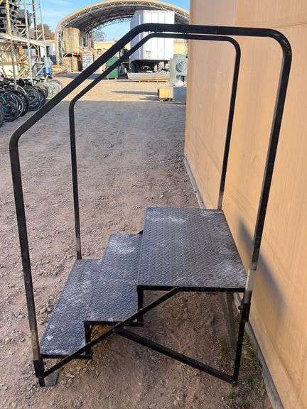 3FTx3FT Metal Platform 3-Tier Step Ladder With Rails - Sierra Auction ...