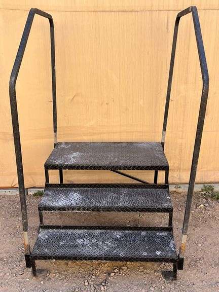 3FTx3FT Metal Platform 3-Tier Step Ladder With Rails - Sierra Auction ...