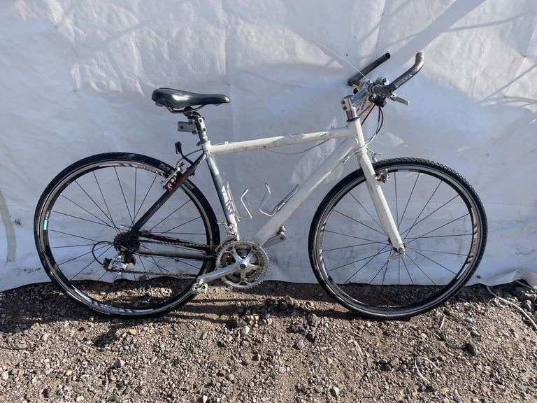 (1Qty) Fuji Racing Bike - Sierra Auction Management Inc