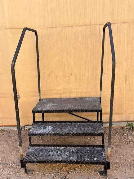 3FTx3FT Metal Platform 3-Tier Step Ladder With Rails - Sierra Auction ...