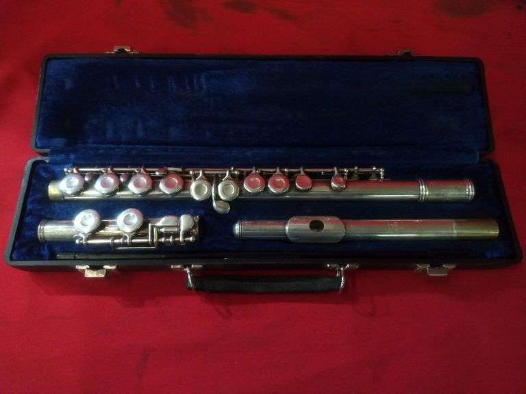 Flute with carrier - Sierra Auction Management Inc