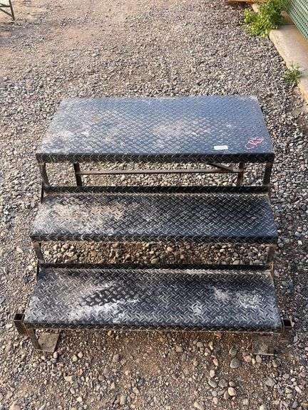 3FTx3FT Metal 3-Step Ladder - Sierra Auction Management Inc