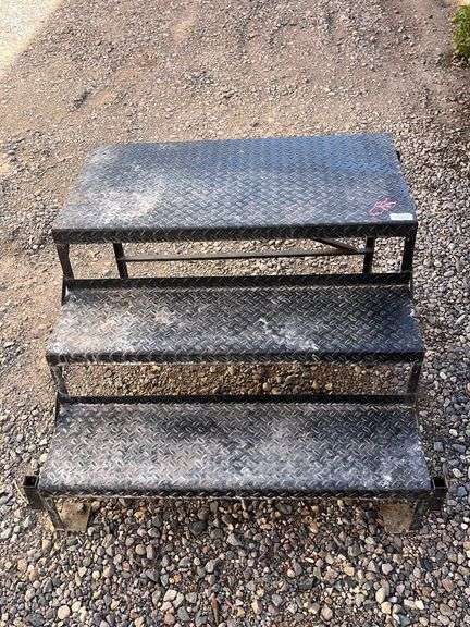 3FTx3FT Metal 3-Step Ladder - Sierra Auction Management Inc