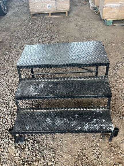 3FTx3FT Metal 3-Step Ladder - Sierra Auction Management Inc
