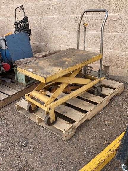 Foot pump lifting cart. - Sierra Auction Management Inc