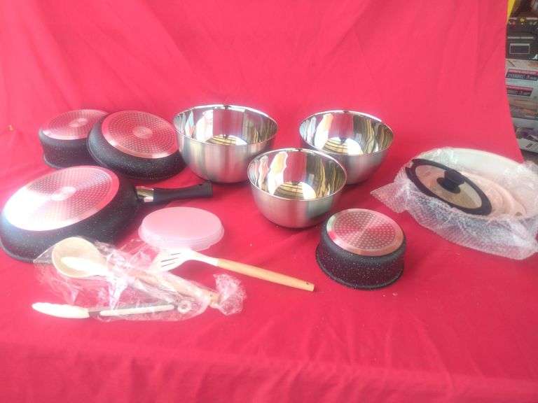 Vivid Cookware With Mixing Bo - Sierra Auction Management Inc