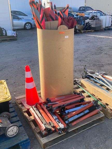 Assorted construction signs and bases. - Sierra Auction Management Inc