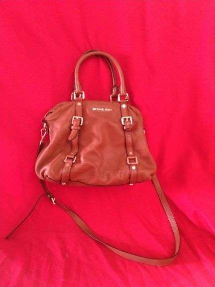 brown name brand purse - used - Sierra Auction Management Inc