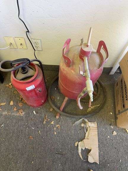 (2) (1) Sand Blaster/ Gas Pressurized Tank & (1) Sand Blaster. - Sierra ...