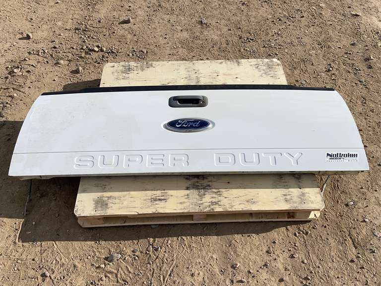 Ford F-250 F-350 White Tailgate - Smith Sales Co. Auctioneers