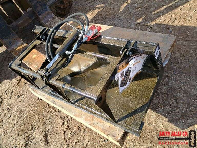 GIYI Mini SkidSteer Plate Grabber - Smith Sales Co. Auctioneers