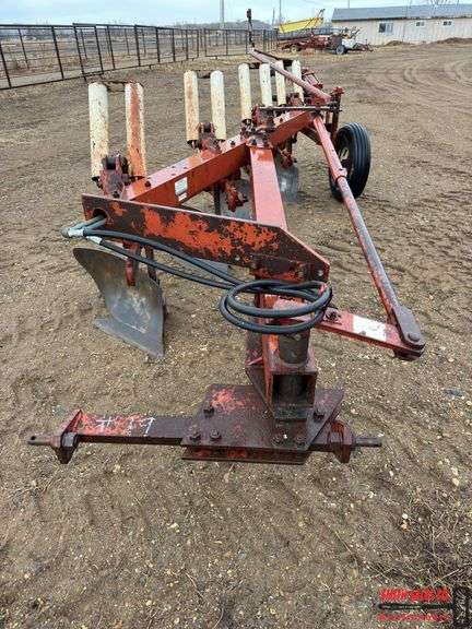 International 710 4 Row Plow - Smith Sales Co. Auctioneers