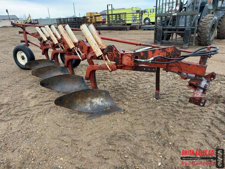 International 710 4 Row Plow - Smith Sales Co. Auctioneers