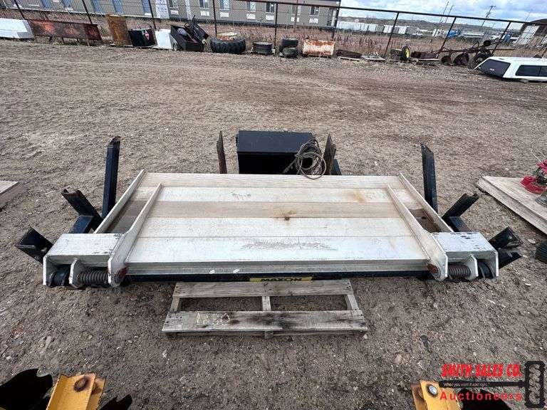 Maxon Lift Gate - Smith Sales Co. Auctioneers