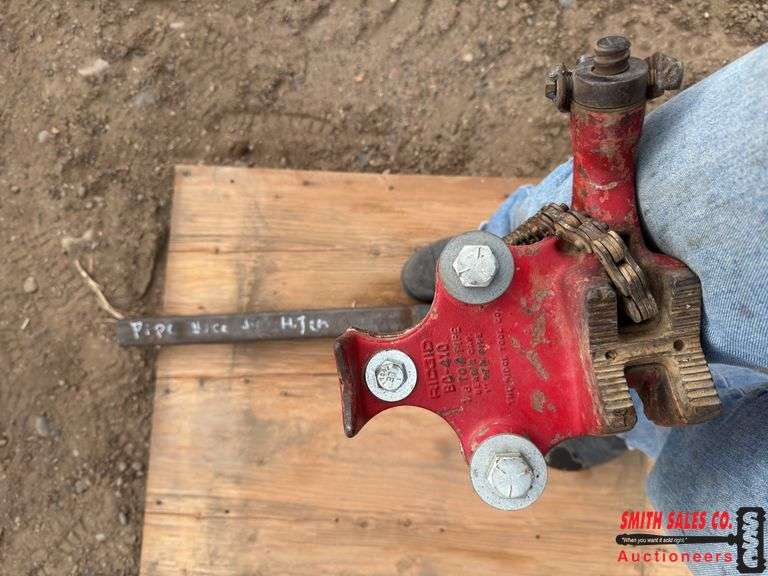 Ridgid Pipe Vice for Hitch - Smith Sales Auctioneers LLC