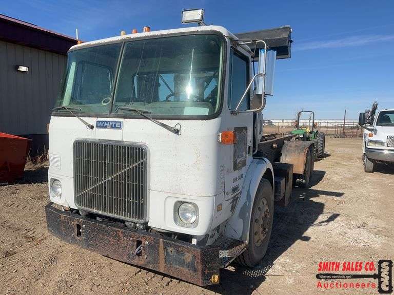 1987 White COE Roll Back Truck - Smith Sales Auctioneers LLC