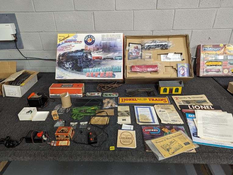 Bulk lot of various vintage model train accessories - South Auction