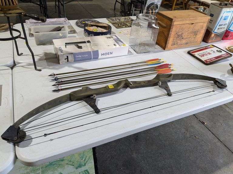 Vintage Bear Whitetail Hunter compound bow & 5 Easton Arrows - South ...