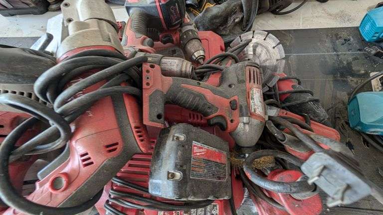 Assorted lot of Milwaukee hand tools - South Auction