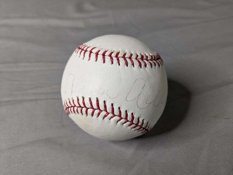 Hank Aaron Autographed Baseball. PSA/DNA Authentic - South Auction