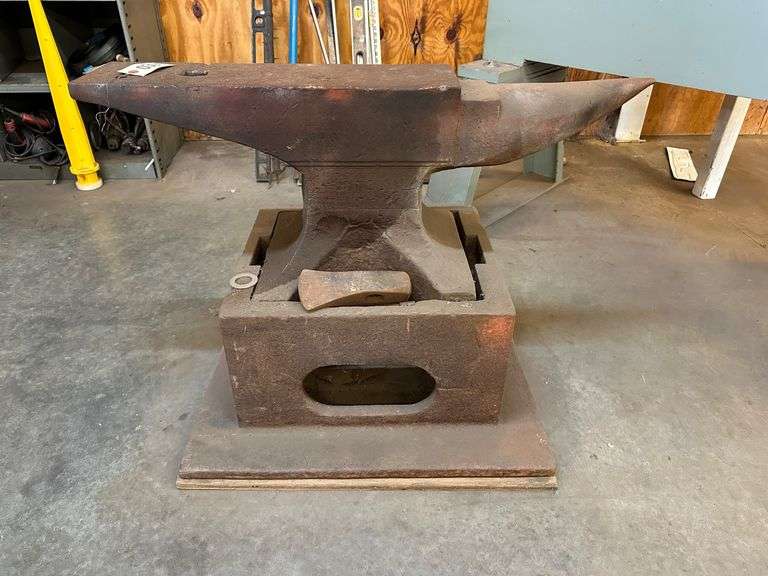 520lb Large Blacksmith’s Anvil with Forge Stand - South Auction