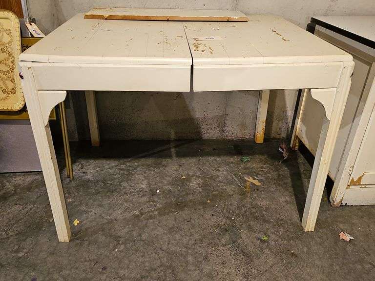 Vintage Farmhouse Style Kitchen Table - T&S Auction Service