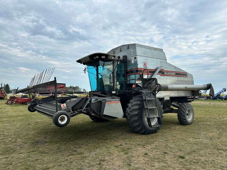 Gleaner R72 Combine - Taylors Auctioneers Ltd