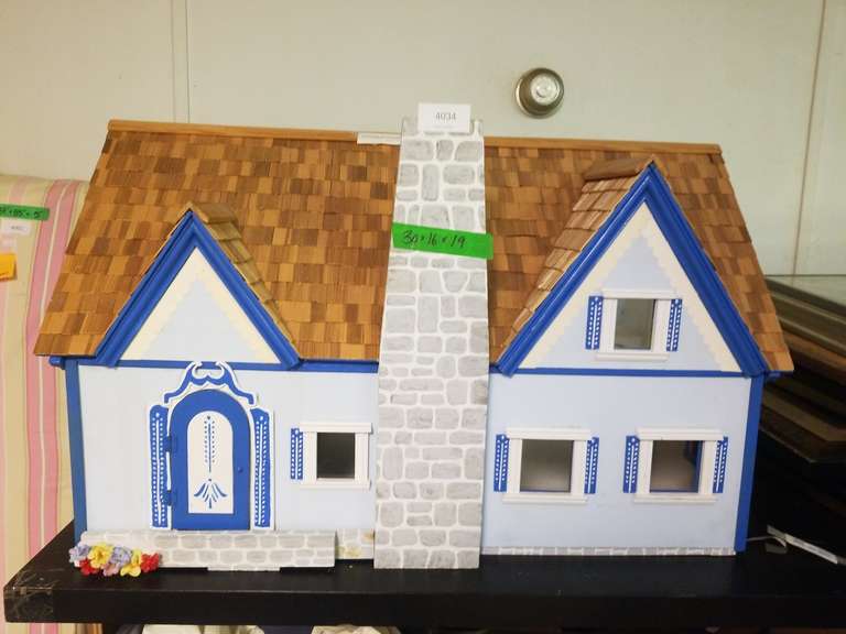 Cottage Style/Cape Cod Dollhouse - Trice Auctions