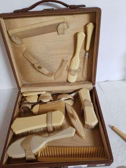 Vintage Ivory Colored Art Deco Celluloid/bakelite Dresser / Vanity Set ...