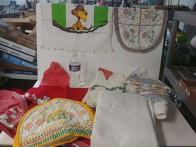 Lot Of Misc Kitchen Linens - Trice Auctions