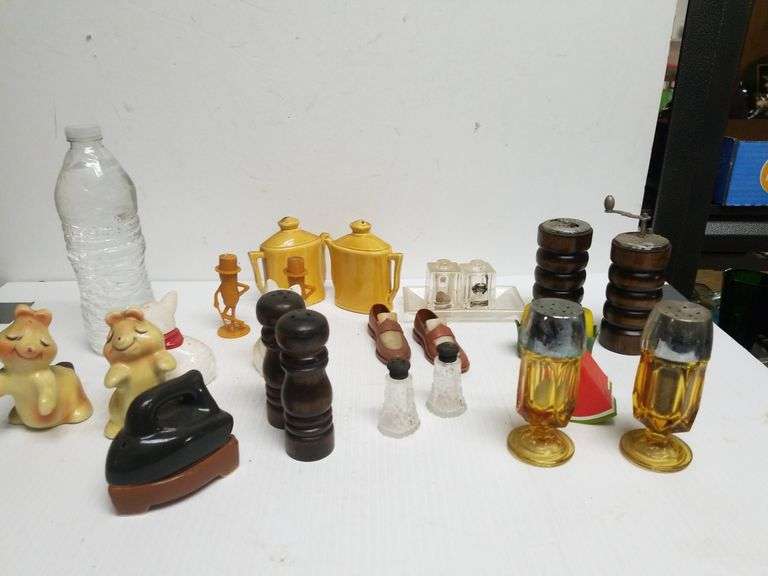 Assorted Salt/pepper Shakers - Trice Auctions