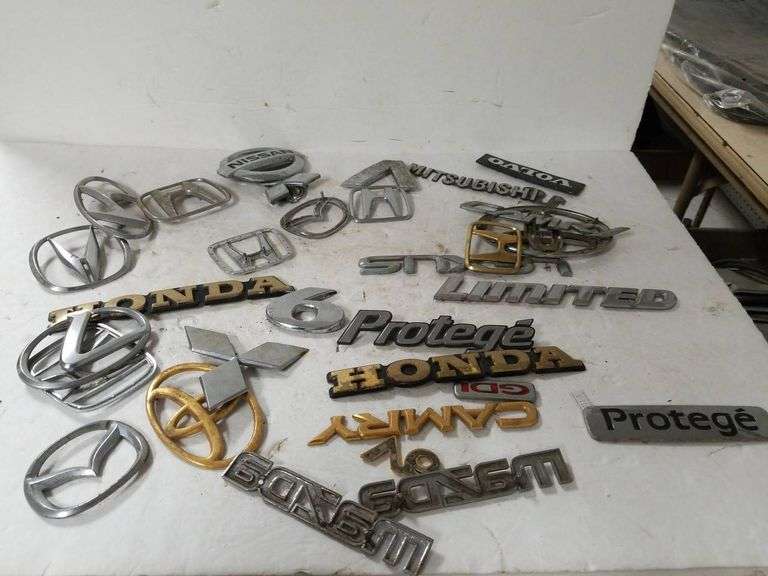 Assorted Car Emblems and Badges Lot - Trice Auctions