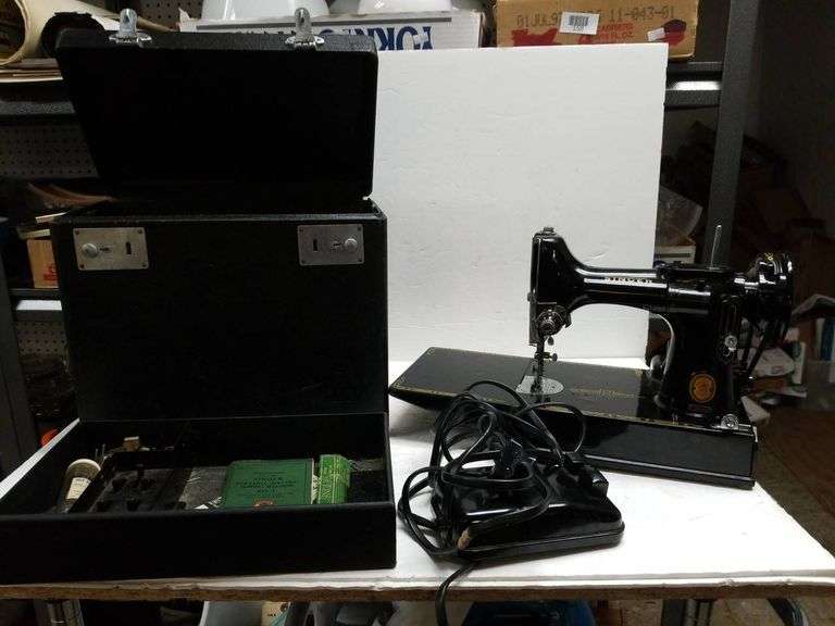 Vintage Singer 221-1 Featherweight Sewing Machine - Trice Auctions
