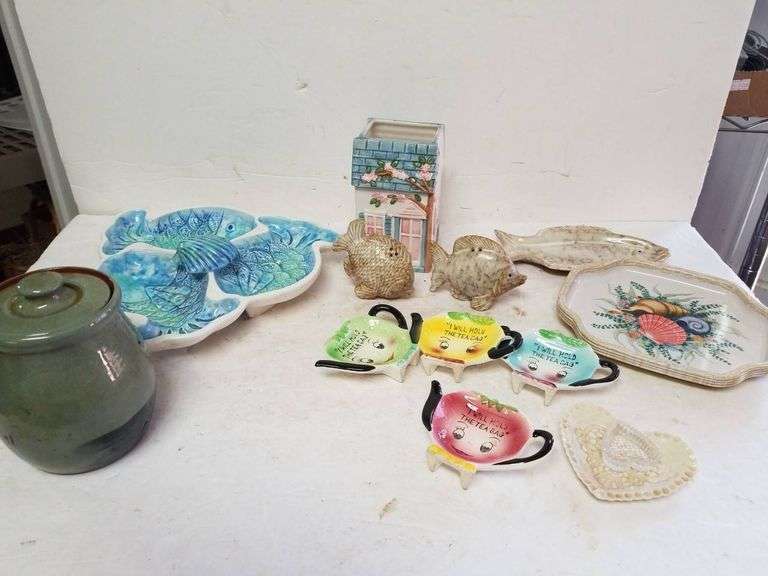 Assorted ceramic and pottery decor collection - Trice Auctions