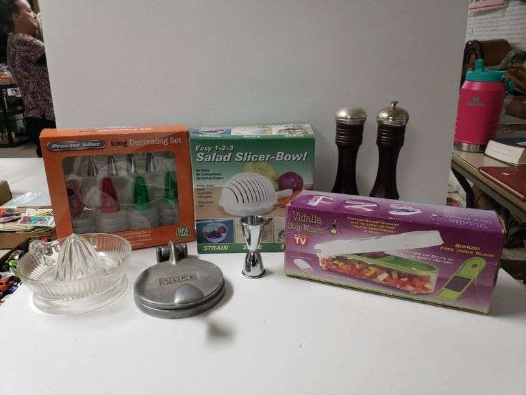 Assorted Kitchen Gadget Set - Trice Auctions