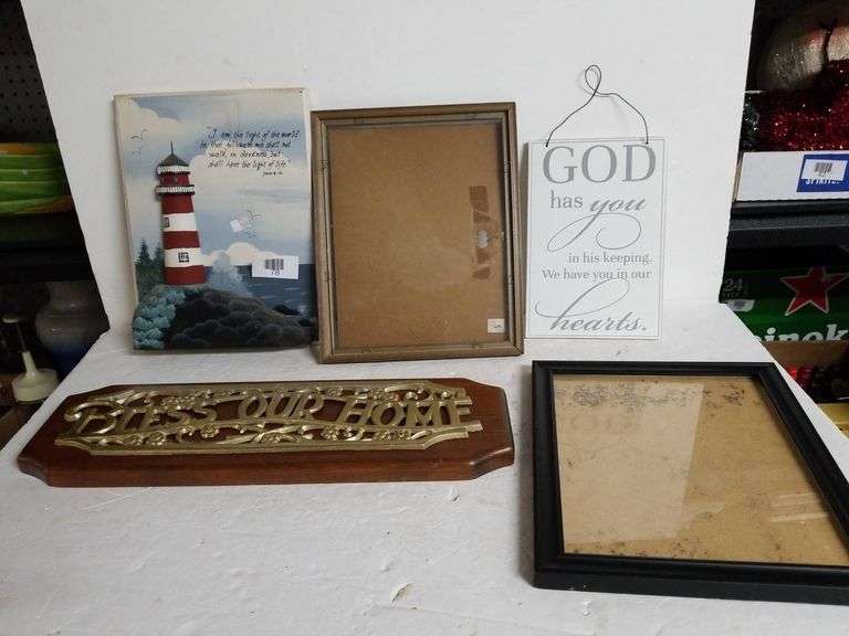 Assorted Home Decor Wall Plaques and Frame - Trice Auctions