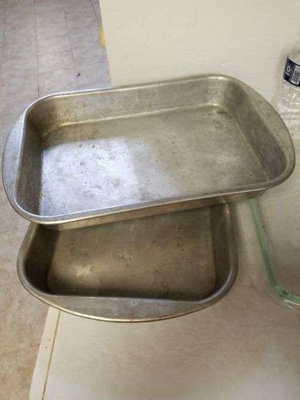 Two Aluminum 10x15" Baking Pans, Pyrex 9x13"and Aluminum Pot With ...
