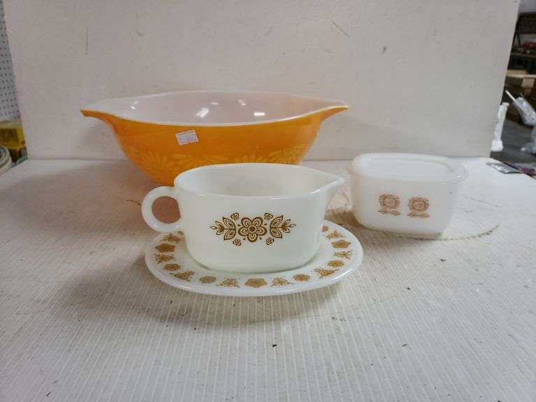 Pyrex Orange Daisy Bowl, Gravy Boat, Refrigerator Dish - Trice Auctions
