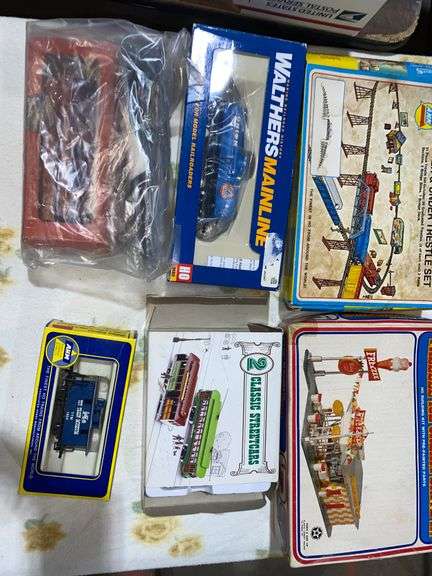 Assorted Train Accessories - Trice Auctions