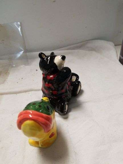 Salt And Pepper Shakers - Trice Auctions