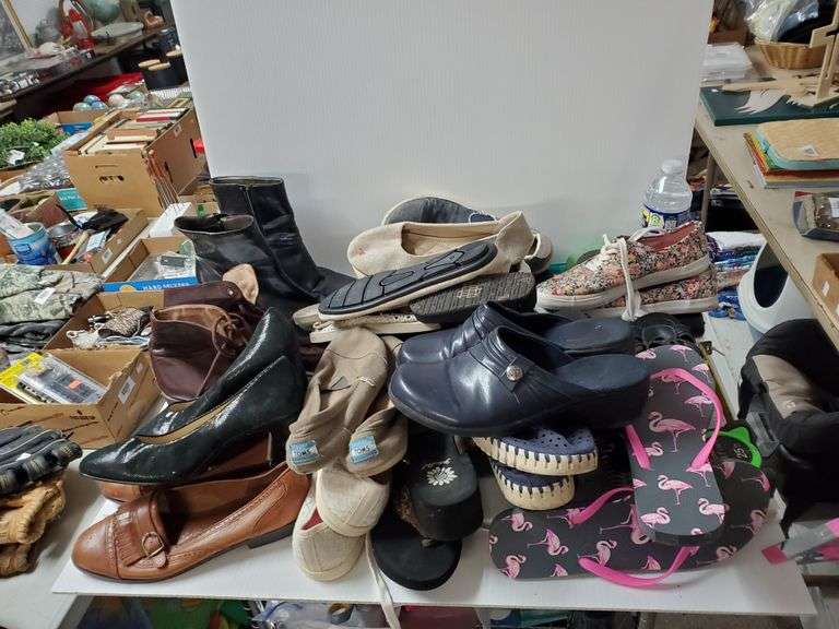 Large Lot Of Women's Shoes size 8-9 - Trice Auctions