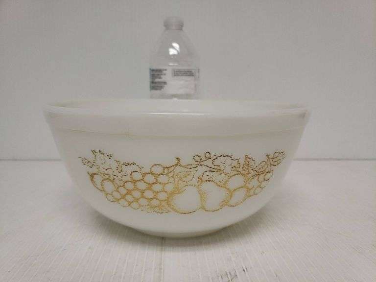 Vintage Pyrex Old Orchard Bowl #403 - Trice Auctions