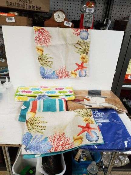 Lot of Assorted Decorative Table Linens and Tote Bags - Trice Auctions