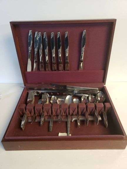 Flatware Set with Carvel Hall Knives - Trice Auctions