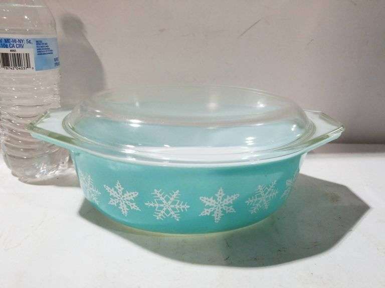 Pyrex Blue Snowflake Casserole Dish with Lid – 1 Quart - Trice Auctions