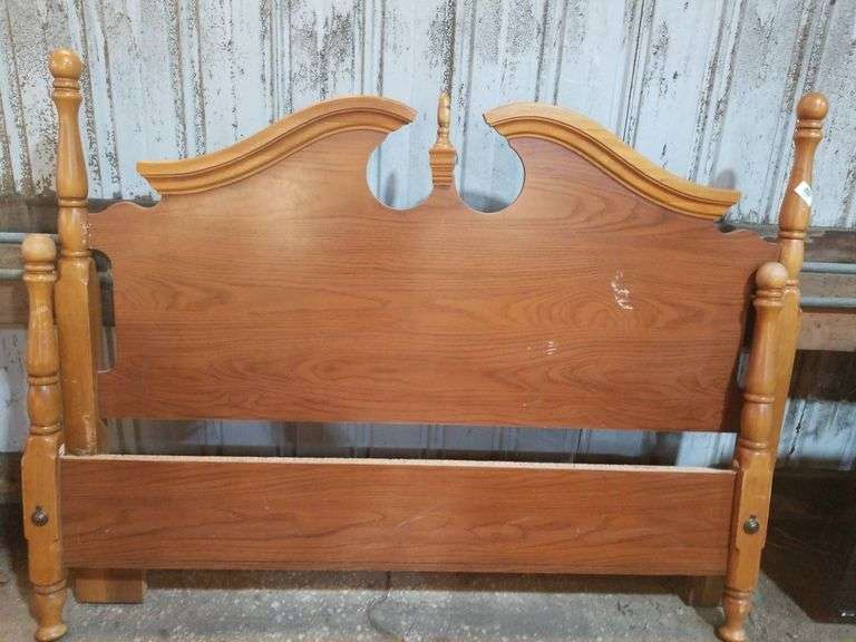 Headboard and Footboard Set With Turned Posts and Decorative Design ...