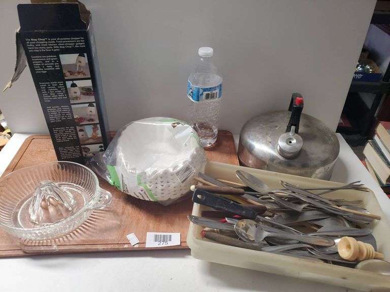 Miscellaneous Kitchenware Lot Including Utensils and Juicer - Trice Auctions